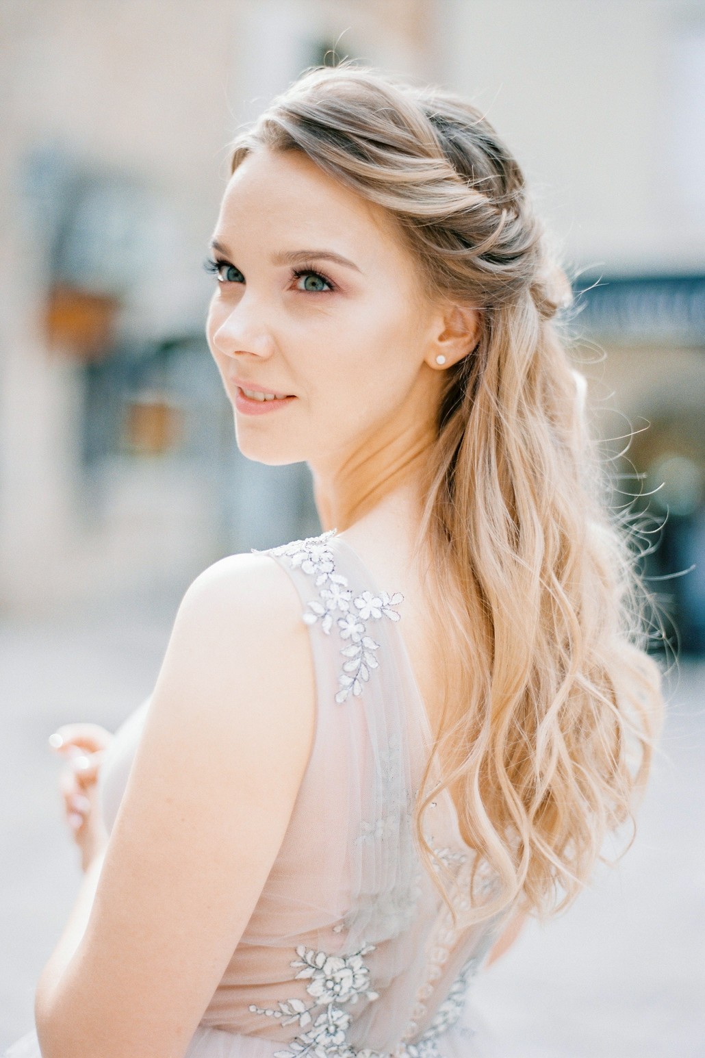 Romantische Hochzeitsfrisuren 2025 👰 BellAffair.de